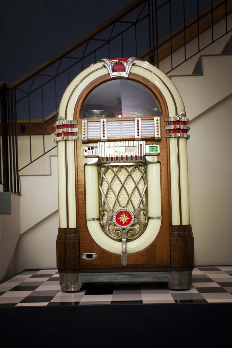 Wurlitzer 1015 Jukebox, front view | National Film and Sound Archive of ...